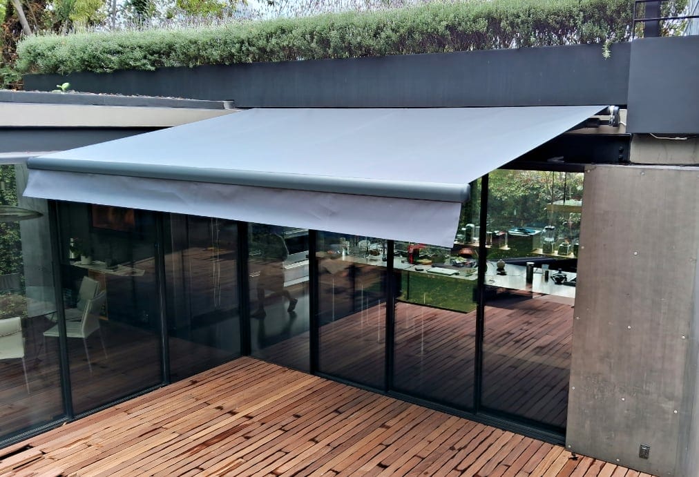 Toldos Retráctiles y Enrollables para Jardines y Negocios